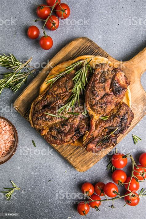 구운 갈비뼈 스테이크 토마토와 보드에 갈비산 쇠고기 대리석 고기 검은 배경입니다 평면도 공간을 복사합니다 0명에 대한 스톡 사진 및 기타 이미지 Istock