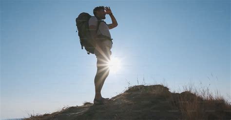 배낭을 메고 산을 오르는 여행자 사진 Unsplash의 자연 이미지