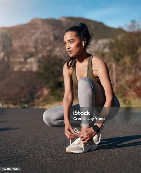 신발 도로 및 주자 여성은 스포츠 운동화와 패션에서 훈련 운동 또는 산악 달리기를 준비하고 있습니다 젊은 운동 선수 또는 유산소 운동 피트니스 또는 운동 음악으로 끈을 묶는