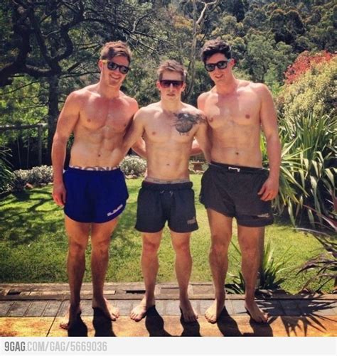 It Looks Like His Hand Is Down His Friends Pants Ilusiones ópticas