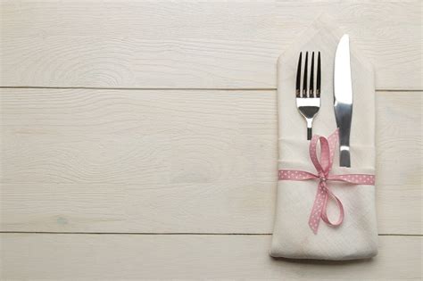 테이블 설정 흰색 나무 테이블에 분홍색 리본 포크 나이프가 달린 흰색 냅킨에 담긴 수저 평면도 0명에 대한 스톡 사진 및 기타 이미지 Istock