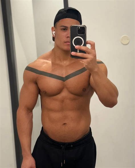Hombres Musculosos Guapos