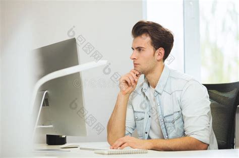 一个年轻的程序员正在看相机平面设计师正在图片 包图网企业站