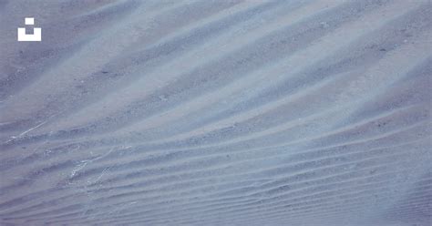 눈 덮인 슬로프에서 스키를 타는 사람 사진 Unsplash의 무료 배경 이미지