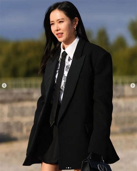 8 Gaya Mewah Son Ye Jin Pasca Lahiran Hadiri Valentino Show Di Paris