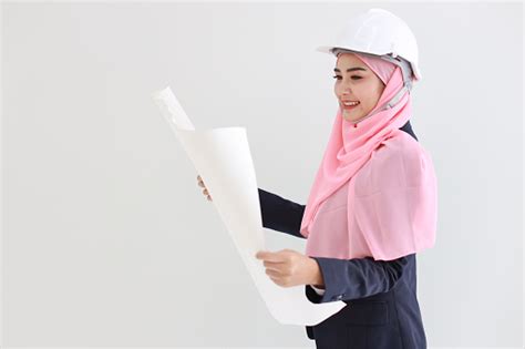 파란색 무슬림 정장을 입은 똑똑한 젊은 아시아 여성이 스튜디오에서 자신 있게 웃고 있다 분홍색 히잡을 쓴 아름다운 얼굴의 소녀와