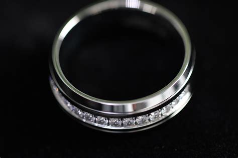 Chisel Stainless Steel Polished And Grooved With Cz 8mm Half Round Ban