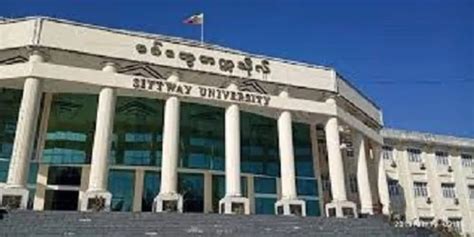 စစ်တွေတက္ကသိုလ်တွင် စာမေးပွဲဖြေဆိုနေကြသောကျောင်းသား၊ ကျောင်းသူများကို