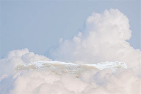 푸른 하늘 파스텔 하얀 부드러운 구름 흐릿한 배경에 야외에 있는 돌 연단 탁상 바닥 아름다움 화장용 제품 배치 주춧대 선물 승진 대 전시 여름 낙원 꿈꾸는 개념 0명에 대한