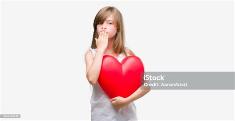 젊은 금발 유아 레드 심장 표지 입 실수 두려움의 표현에 대 한 수치와 충격을 손으로 들고 침묵 비밀 개념에에서 무서 워 가리기에 대한 스톡 사진 및 기타 이미지 Istock
