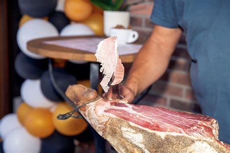 얇게 썬 프로슈토 햄을 자르는 사람 식탁 설치 요리 준비 미식가의 즐거움 개념 0명에 대한 스톡 사진 및 기타 이미지 0명 건강한 식생활 고급 요리 Istock