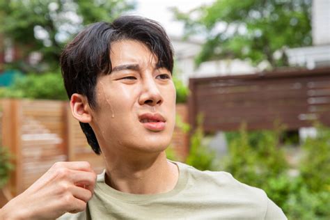 땀이 비오듯 줄줄 여름철 고민 ‘땀 줄이려면