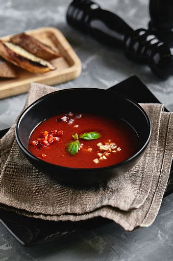 회색 돌 배경에 검은 그릇에 토마토 수프 위에서 볼 수 있습니다 공간을 복사합니다 회색 배경입니다 진정 빛 식품 컨셉 가스파초에 대한 스톡 사진 및 기타 이미지 Istock