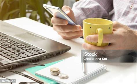 카페 여행 온라인 쇼핑 전자 상거래 인터넷 뱅킹 금융 및 프리랜서 개념에서 신용 카드를 들고 스마트 폰을 사용하는 남자 Brand Name Mobile Payment에 대한