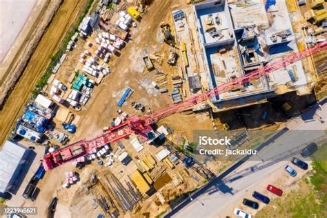 타워 리프팅 크레인의 공중 보기와 도시에서 건설 중인 고층 아파트 주거 용 건물의 콘크리트 프레임 도시 개발 및 부동산 성장 개념 건물 외관에 대한 스톡 사진 및 기타