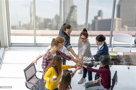 서 아시아와 다민족 사업 사람들의 뷰 현장 및 도시 흐리게 비즈니스 성공 개념에 넘겨 현대 직장에서 팀워크에 대 한 행복 한 행동 조정 건강관리와 의술에 대한 스톡 사진 및