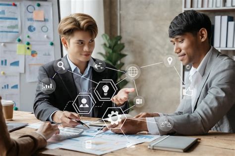 태블릿 및 노트북 컴퓨터와 데이터 그래프를 함께 사용하는 사업가 팀 또는 재무 데이터 분석가 프로젝트 분석 계획 프리미엄 사진