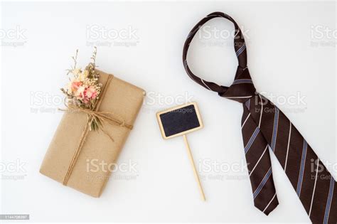 꽃과 장식적인 밧줄 아버지의 넥타이와 흰색 배경에 고립 된 작은 칠판과 아름 다운 작은 수 제 Diy 선물 상자 아버지의 날 배경 개념입니다 가족에 대한 스톡 사진 및 기타
