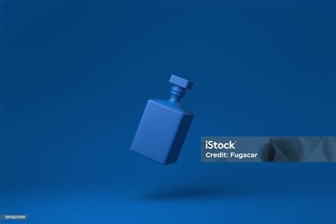 파란색 배경에 떠있는 파란색 위스키 병 최소한의 개념 아이디어 크리에이티브 단색 3d 렌더 술 마실 것에 대한 스톡 사진 및 기타 이미지 Istock