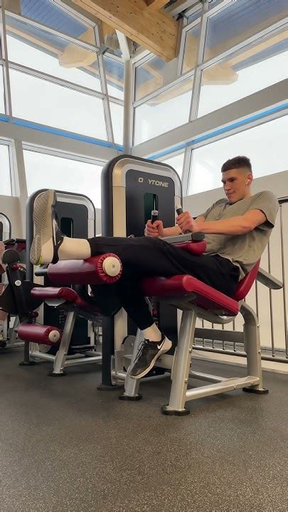 Сгибание 1 ногой сидя в тренажере Youtube