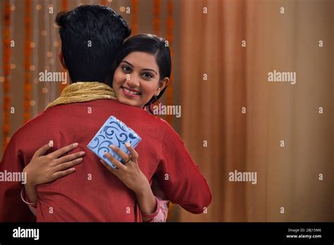 Hermanos Adultos Abrazados Fotograf As E Im Genes De Alta Resoluci N Alamy