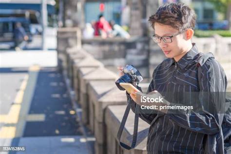 젊은 아시아 남자 일본어 휴대 전화를 사용 하 여 여행 위치를 찾고 아시아 여행에 시간을 보내고 20 29세에 대한 스톡 사진 및 기타 이미지 Istock