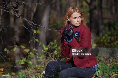 아름다운 너무해 여자 트위드 재킷은 In 베스키드 산의 가을 숲 10월에 대한 스톡 사진 및 기타 이미지 10월 9월 가냘픈 Istock
