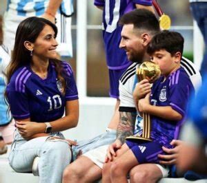 Lionel Messi In The Arms Of His Wife And Three Sons Celebrated For Winning The World Cup