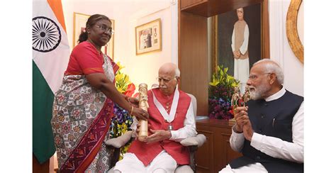 Prez Confers Bharat Ratna On Advani In Pms Presence Daily Excelsior