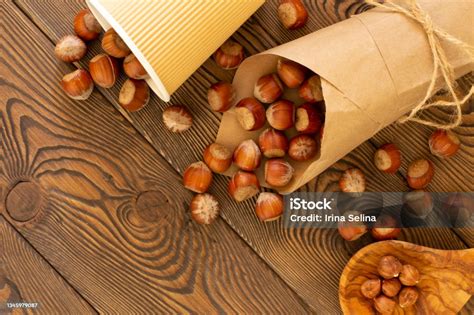 나무 판에 헤이즐넛 크래프트 페이퍼의 견과류 일회용 친환경 유리 올리브 그릇 평평한 평지 복사 경련 올리브 나무에 대한 스톡 사진 및 기타 이미지 Istock