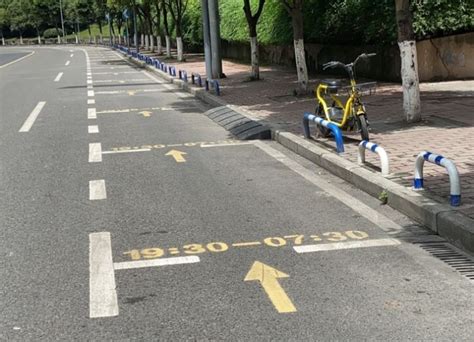 家门口停车难？交巡警施划限时停车位供居民夜间停车 新重庆客户端