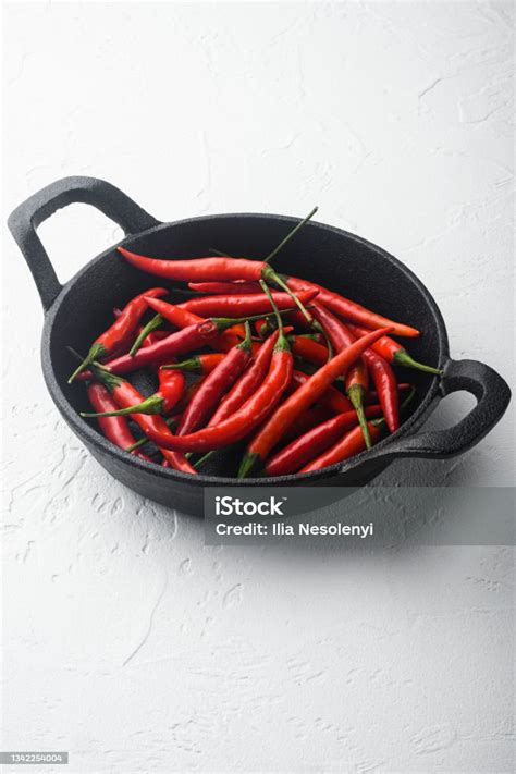 잘 익은 카이엔 고추 프라이주 철판에 흰색 돌 배경에 텍스트 복사 공간 0명에 대한 스톡 사진 및 기타 이미지 0명 건강한 식생활 날것 Istock