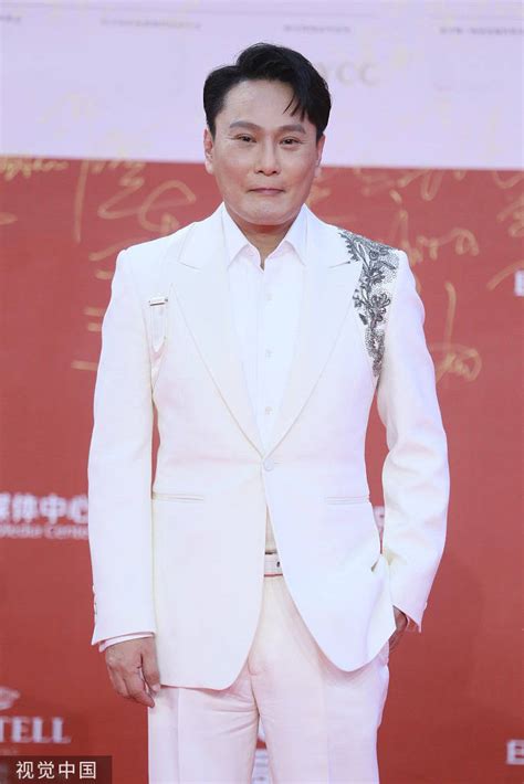 55岁张信哲白衣亮相北影节红毯 情歌王子发福明显 搜狐大视野 搜狐新闻