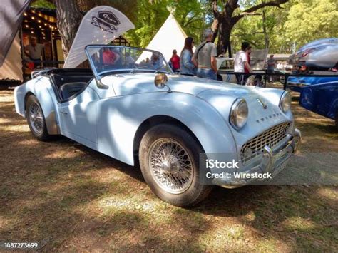 กีฬาสีฟ้าอ่อนเก่าปี 1950 Triumph Tr3 รถสปอร์ตโรดสเตอร์ในสวนสาธารณะ งานแสดงรถคลาสสิก Autoclasica