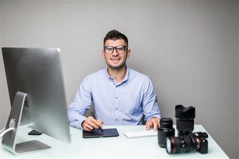 전문 젊은 사진 작가는 컴퓨터에서 사진 편집 소프트웨어에서 작동합니다 그래픽 디자이너에 대한 스톡 사진 및 기타 이미지 그래픽 디자이너 디자인 백인종 Istock