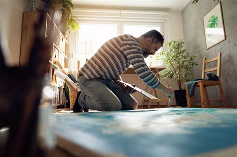 백인 중년 예술가 페인트 브러시로 캔버스에 그림 그리기 Diy에 대한 스톡 사진 및 기타 이미지 Diy 가정 생활 개선 Istock