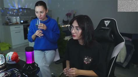 Девушка Эксайла на стриме ekatze007 показала пятую точку - YouTube