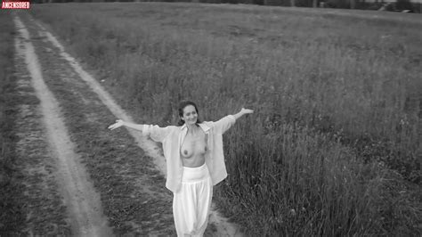 Viktoriya Isakova Desnuda En Tenderness