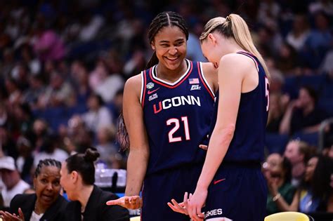 Two Tate Mcrae Fans Explain Everything They Know About Tate Mcrae