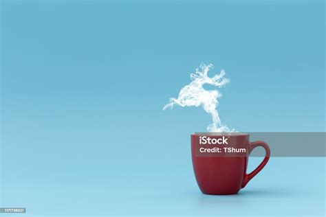 커피 컵에서 날아 오는 순록 모양의 증기 아침 음료 크리스마스 또는 새해 축하 개념입니다 공간을 복사합니다 겨울에 대한 스톡