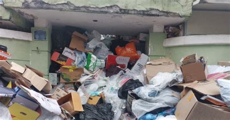 문 앞 산더미처럼 쌓인 쓰레기…저장강박증 때문이었다