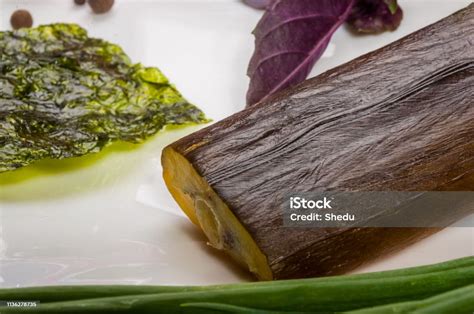 나무 테이블에 흰색 세라믹 접시에 라임 바 질 파 칠리 노리 칩 향신료 올리브 오일 훈제가 라 감자 칩에 대한 스톡 사진 및 기타 이미지 Istock