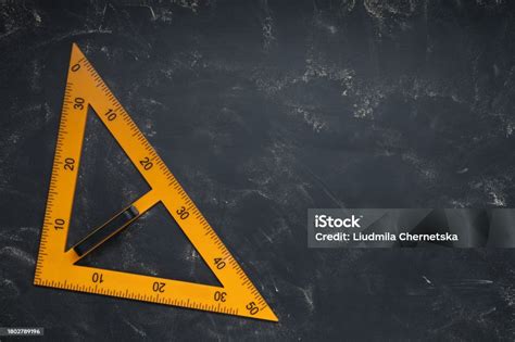 칠판에 측정 길이 표시가 있는 삼각형 평면도 텍스트를 위한 공간 0명에 대한 스톡 사진 및 기타 이미지 0명 각도 각도기 Istock