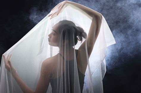 어두운 배경에 안개 밀도 솜 털 퍼프의 흰 연기와 탄 피부 아시아 여자 검은 머리 어두운 입술 연기 개념에 대한 스톡 사진 및 기타 이미지 Istock