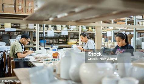 도자기 제조 작업장에서 제품에 데칼을 적용하는 노동자 그룹 18 19세에 대한 스톡 사진 및 기타 이미지 18 19세 20 24세 공예 제품 Istock