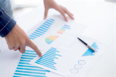 문서 데이터 그래프와 차트 종이 마케팅 및 투자 금융 경제 및 재무 관리 및 계획의 성장에 대한 통계 이익의 보고서를 가리키는