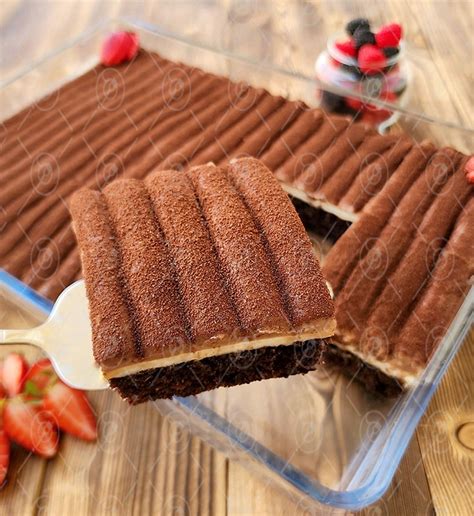 طرز تهیه کیک شکلاتی کرم دار بدون خامه؛ مرحله به مرحله مجله اکالا