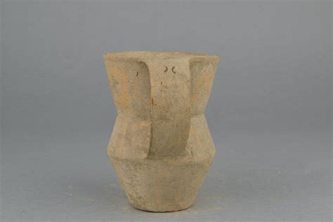 斜 腹 平 底 口 至 肩部 作 对称 宽带 状 双耳 耳 上部 分别 饰 x 形 指甲 纹