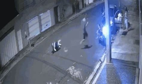 Casal Reage A Assalto E D Surra Em Assaltantes Veja V Deo Folhamax Ltimas Not Cias De
