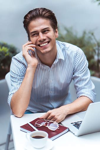 매력적인 사업가 노트북을 사용 하 여 카페에서 작업 하는 동안 웃 고 경영자에 대한 스톡 사진 및 기타 이미지 경영자 경외감 기업가 Istock